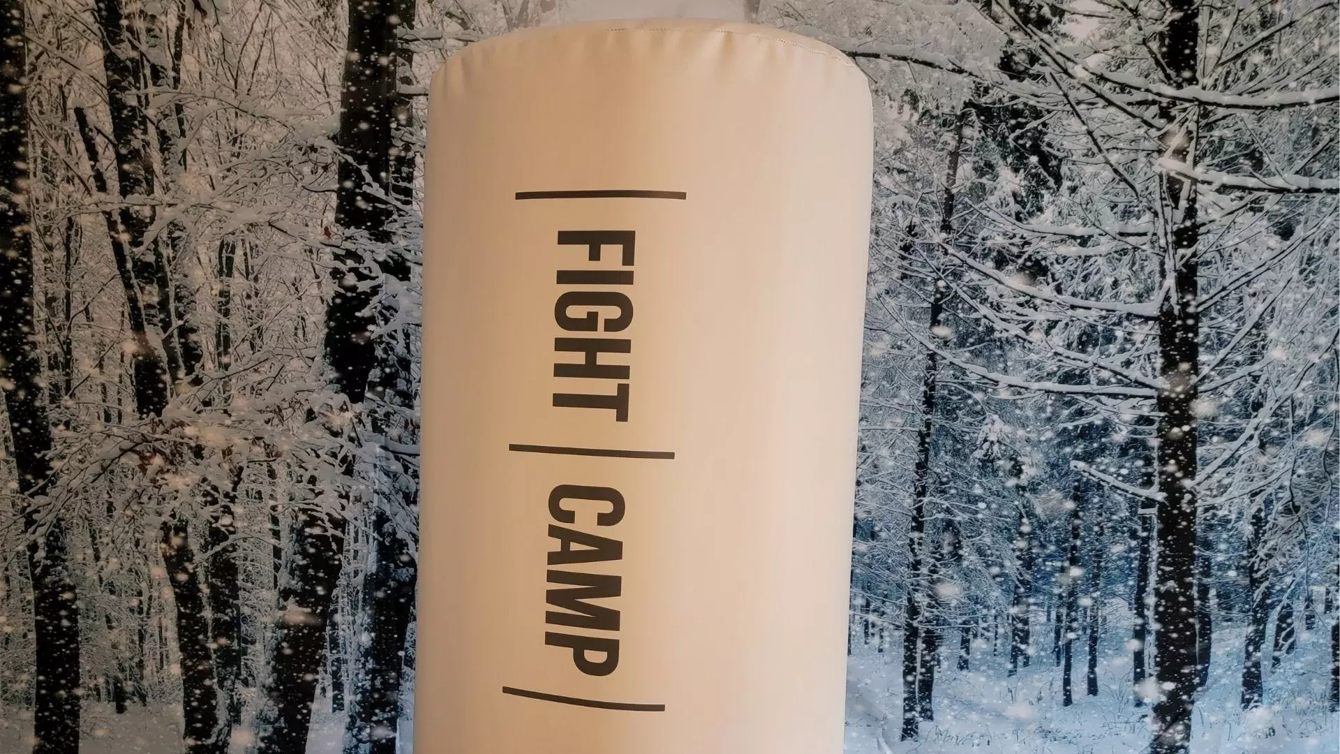 Imaxe destacada do saco de boxeo Fightcamp de preto, centrada nas palabras Fightcamp