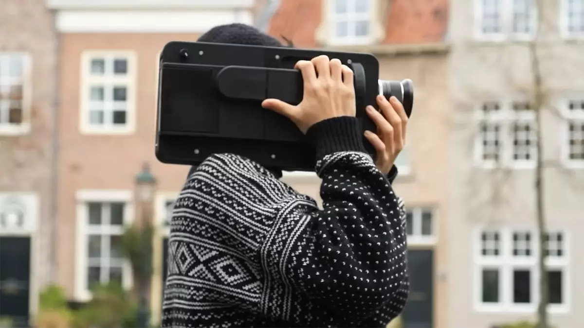 Yuta Ikeya, film yapımcısı, 3D baskılı film kamerasını tutarken