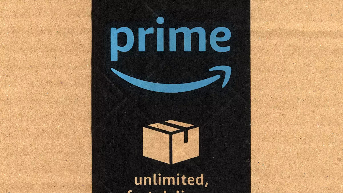 Un prim plan al unui pachet Amazon.