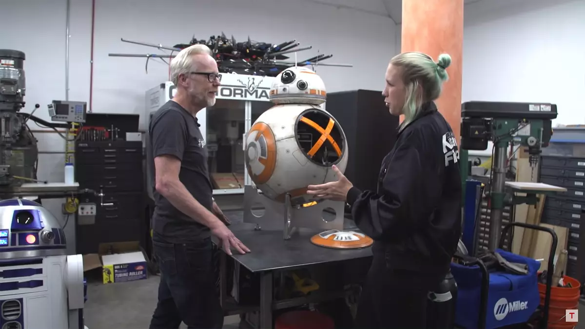 Adam Savage en Lauren Markland met de BB-8 replica.