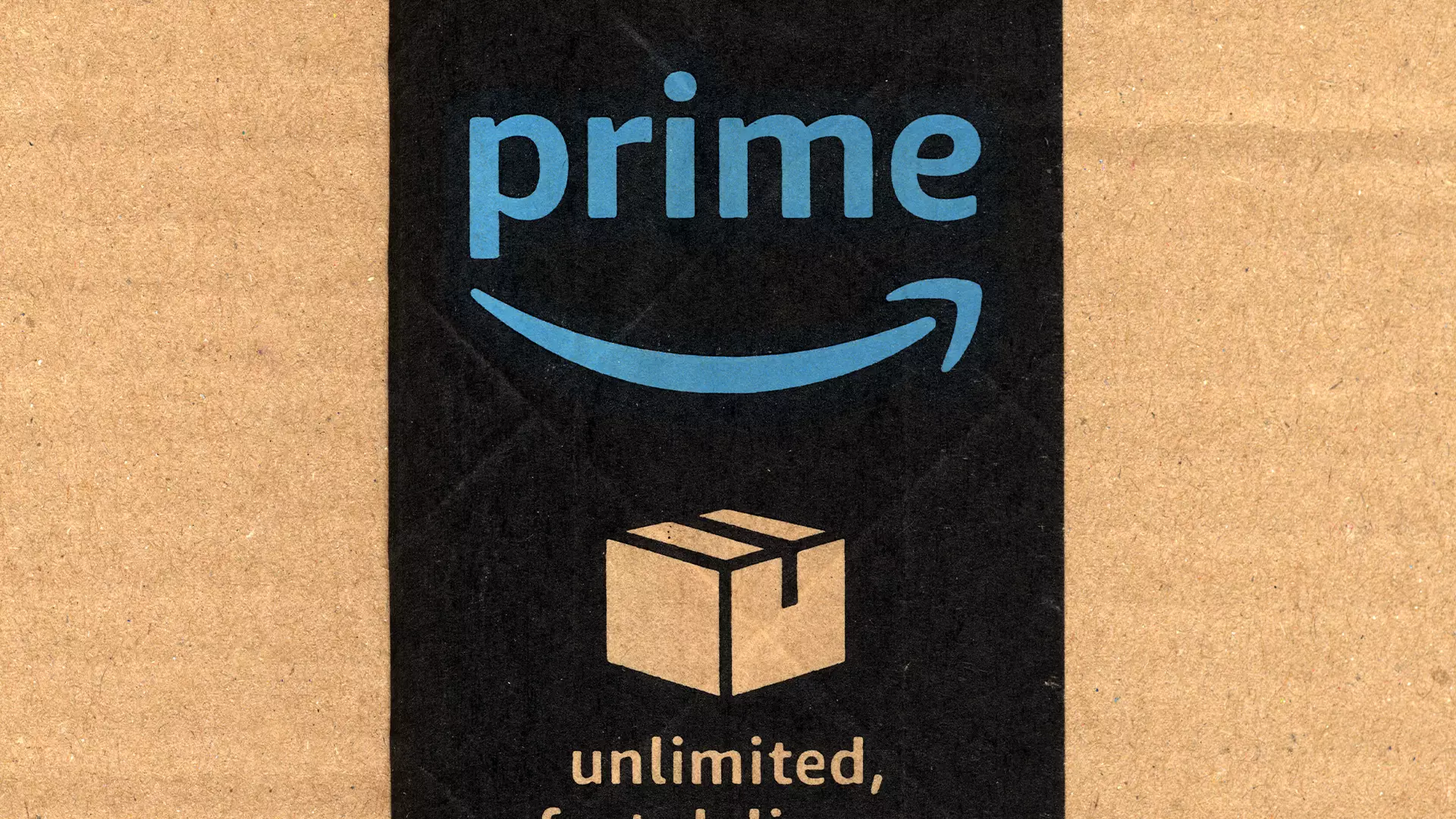 Isang close-up ng isang pakete ng Amazon.