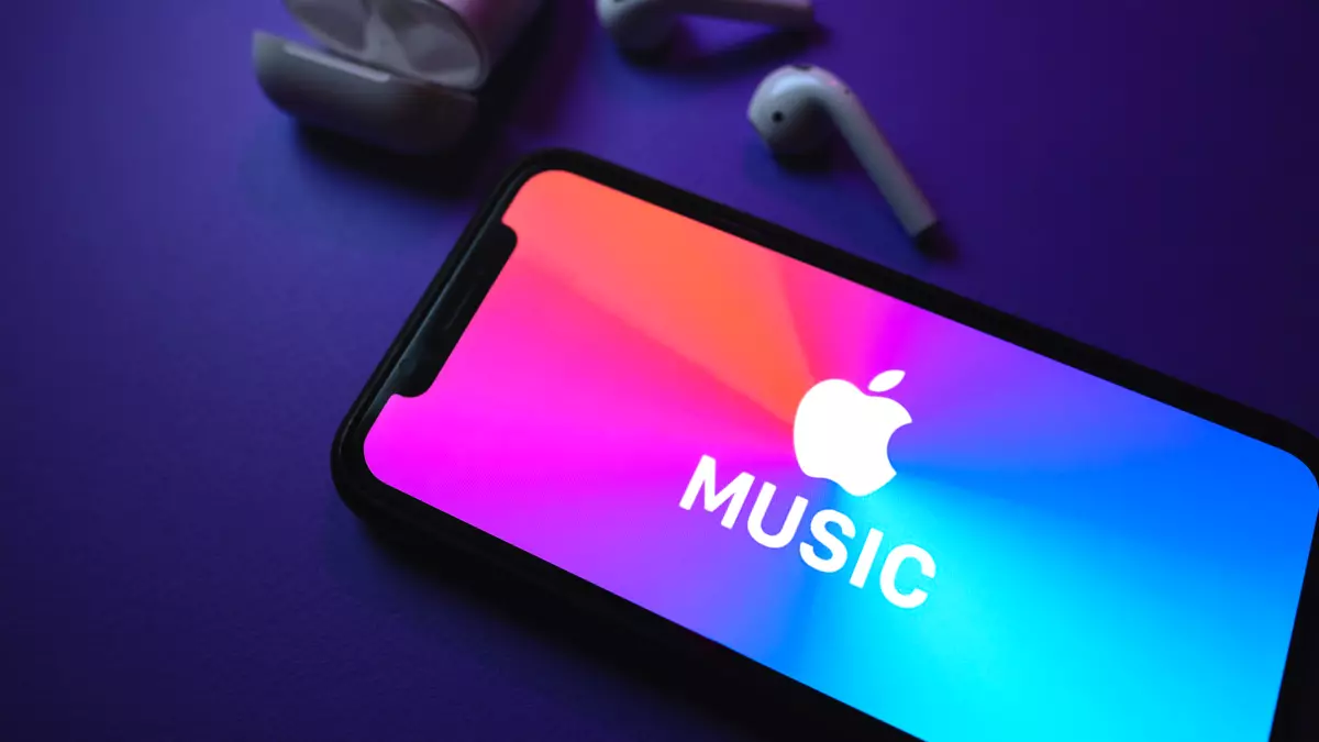Logo Apple Music ing layar smartphone, karo airpods
