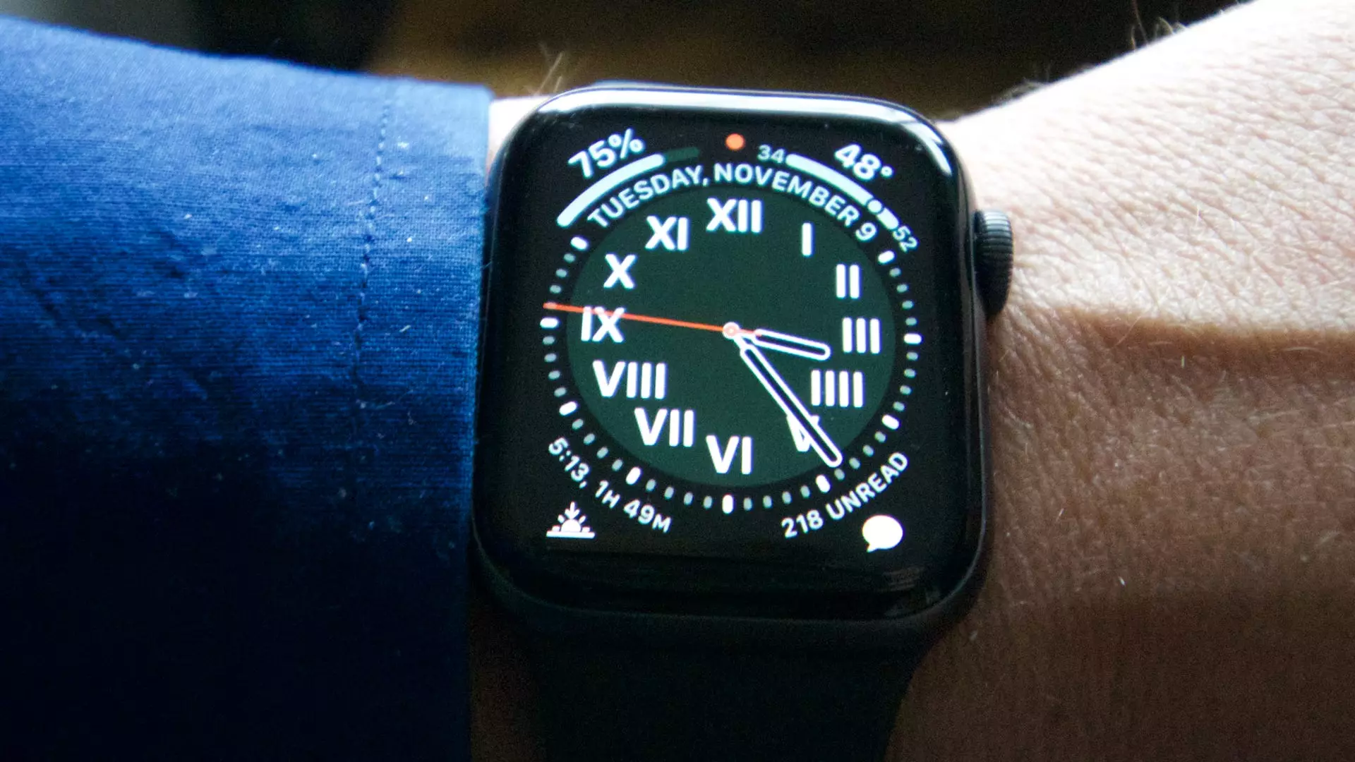 Indoda egqoke i-Series 5 Apple Watch