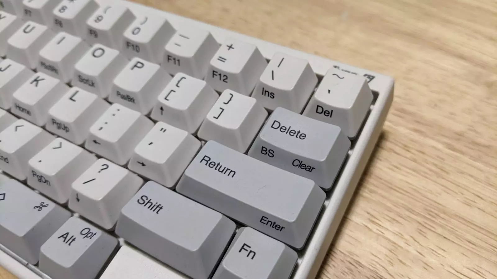Zoumaache vun der rietser Säit vun der Professional 2 Keyboard.