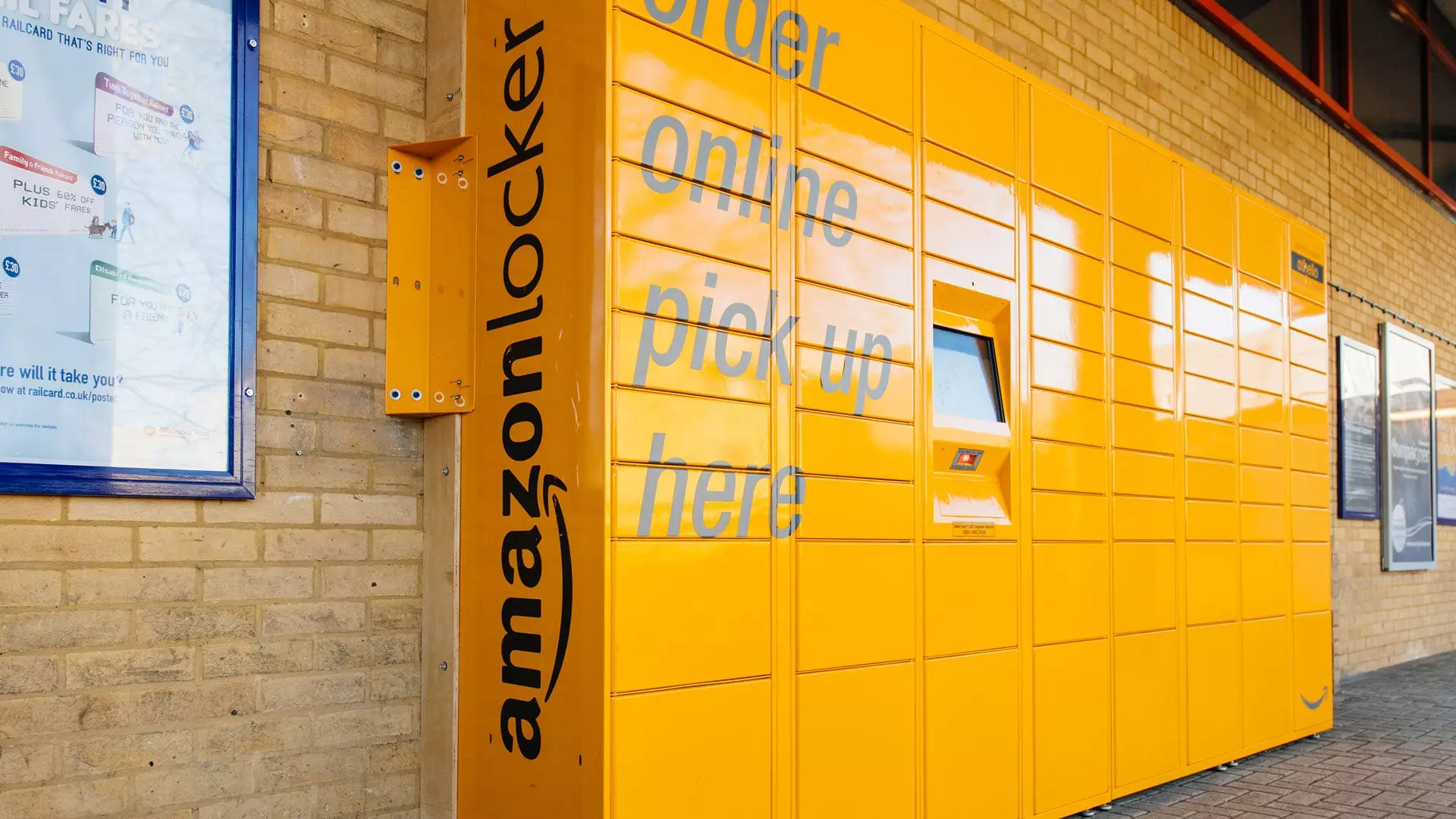 Un casillero amarillo de Amazon con una pantalla táctil