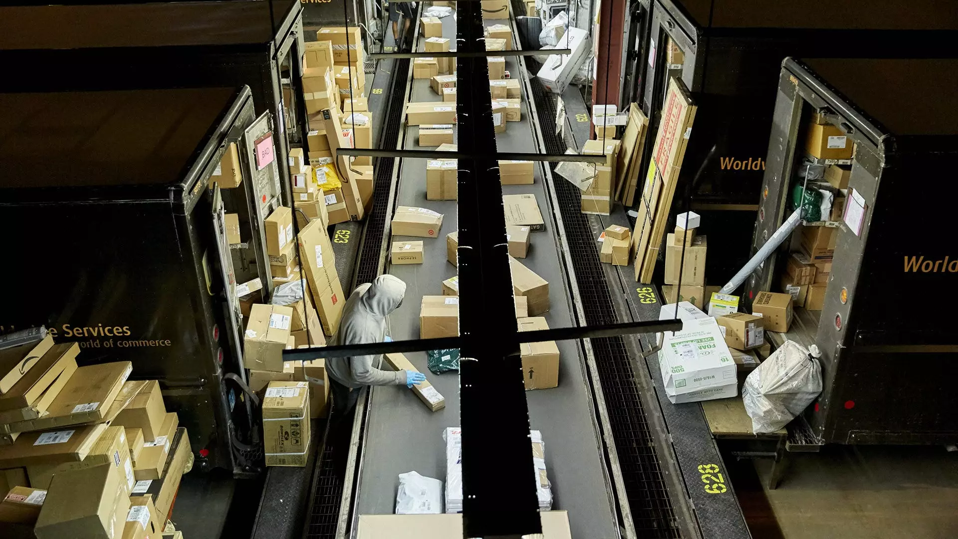 Eine Sortierlinie, die Pakete in einer UPS-Einrichtung transportiert
