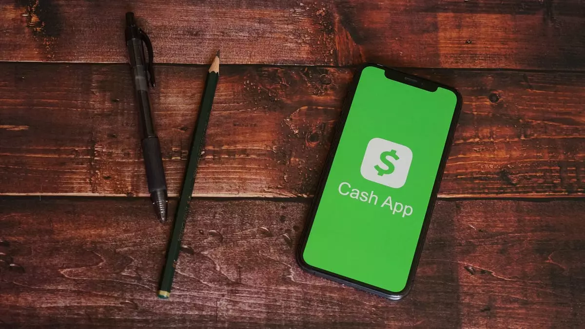iPhone med Cash-appen öppen på ett skrivbord