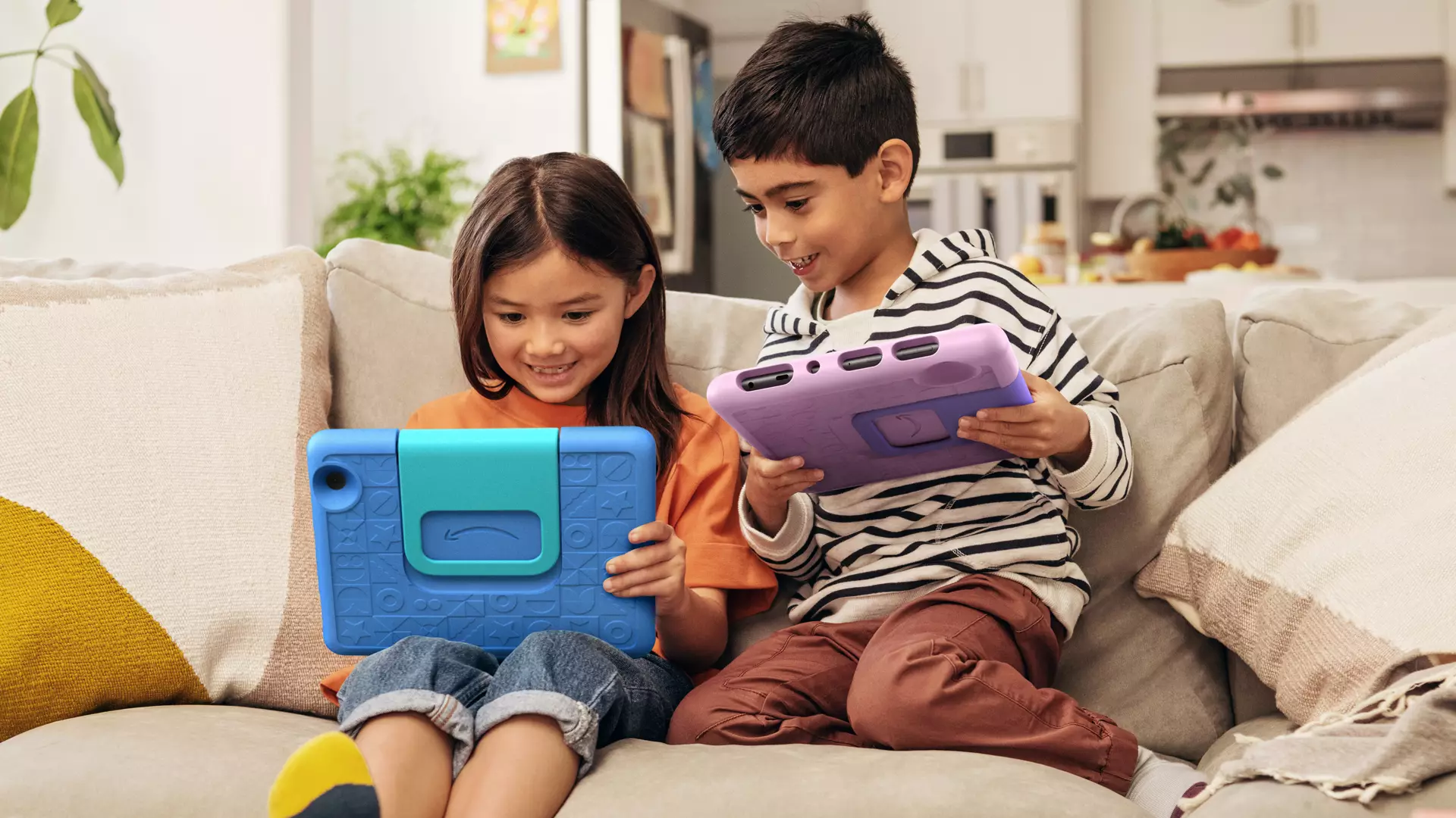 Dve deti s tabletmi Fire HD 10 Kids Edition.
