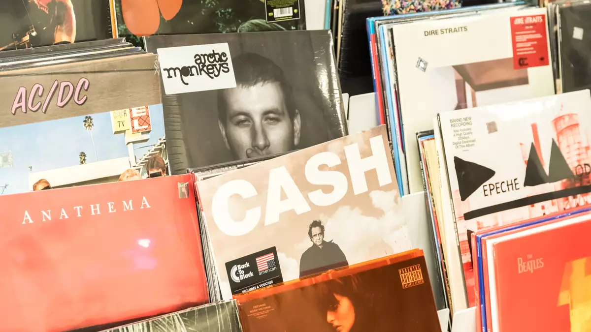 תקליטי ויניל עם מוזיקת רוק מפורסמת למכירה בחנות מדיה למוזיקה