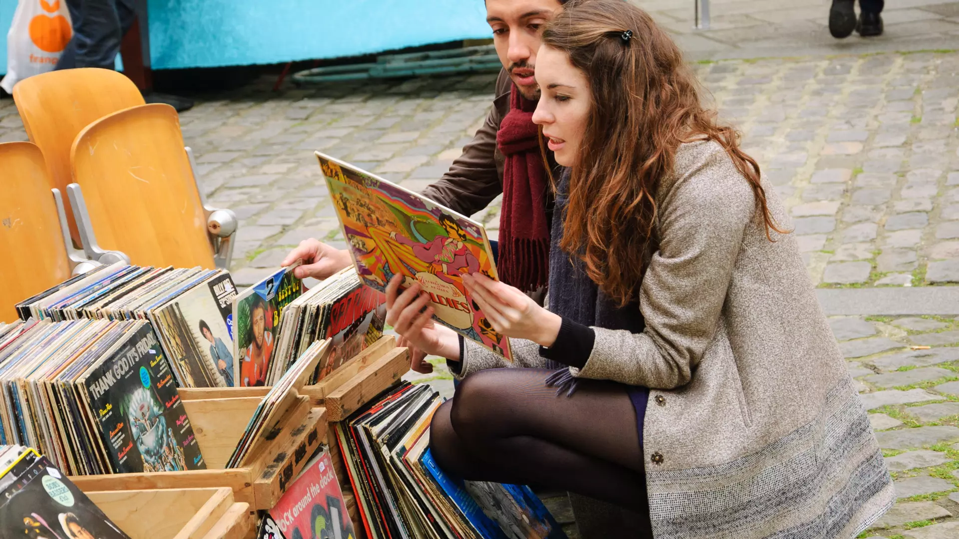 Άγνωστο νεαρό ζευγάρι επιλέγει δίσκους βινυλίου (άλμπουμ A Collection Of Beatles Oldies) σε υπαίθρια αγορά.