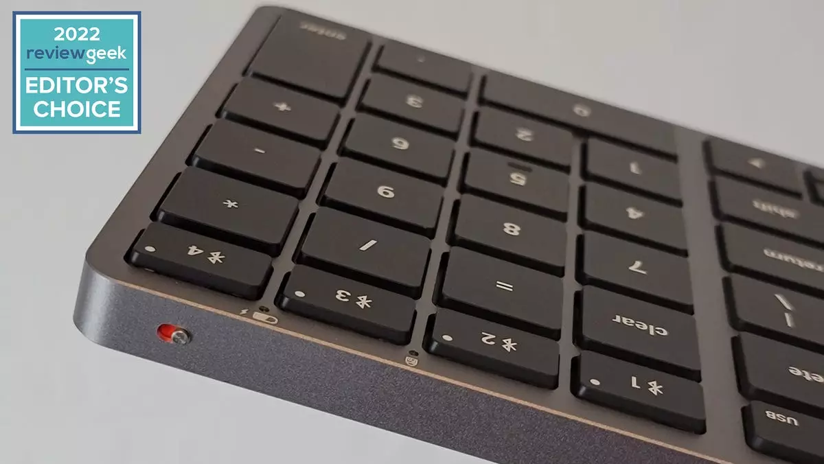 Una tastiera con tastiera Satechi Slim X2, leggermente sfalsata