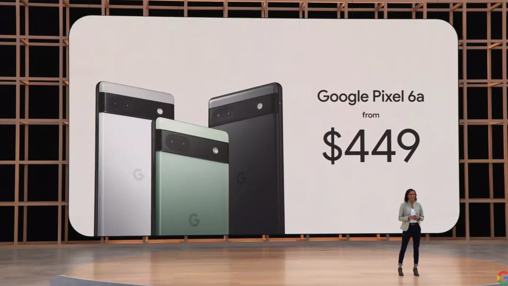Google I/O 2022 કોન્ફરન્સમાં સ્ટેજ પર Pixel 6a ની લાઇવ જાહેરાત કરી રહ્યું છે.