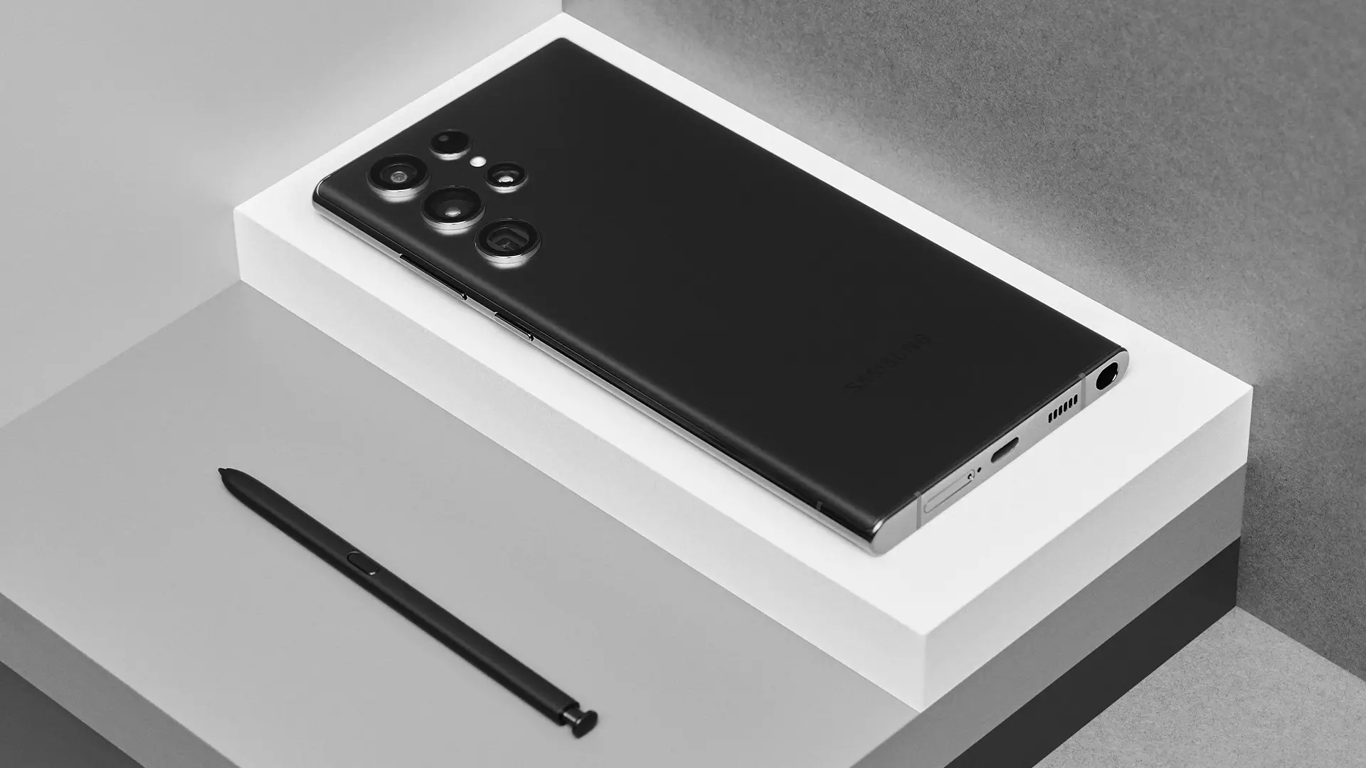Samsung Galaxy S22 Ultra, S Pen ile siyah renkte.
