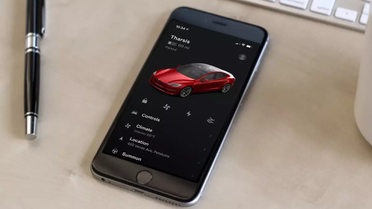 Fotka ovládání auta aplikace Tesla.