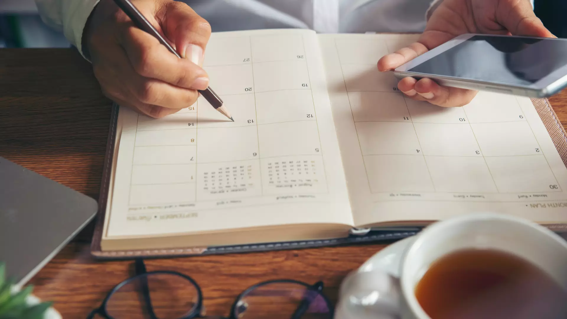 Planificator Planificați Calendar și agendă de memento, lucrați online acasă. Femeile planifică programarea zilnică și notează călătoria de vacanță în jurnal la birou. Conceptul evenimentului de memento al calendarului 2022.