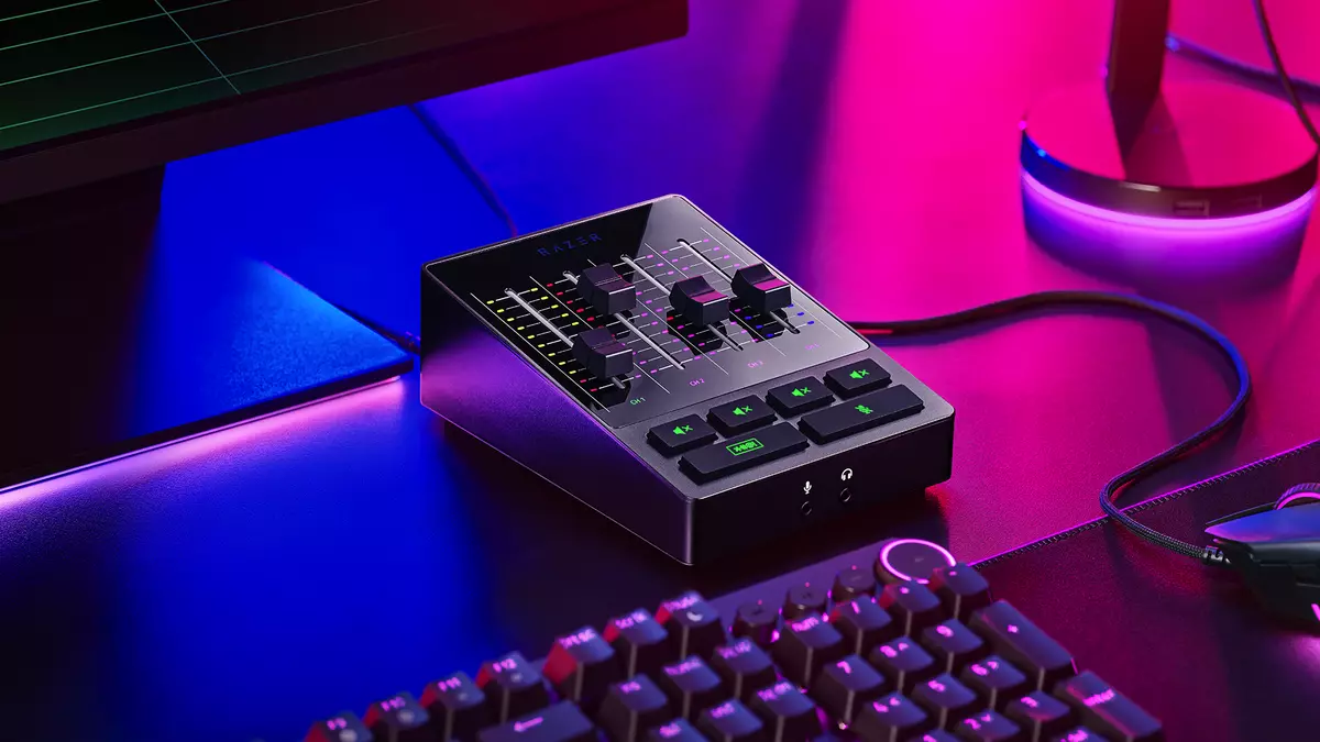 Razer Audio Mixer på et skrivebord.
