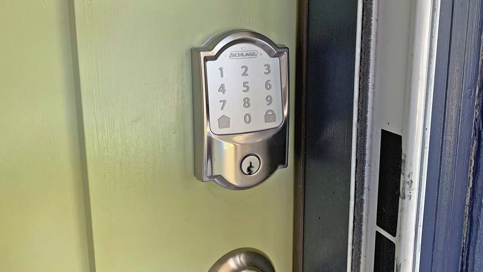 Ključavnica Schlage Encode na zelenih vratih