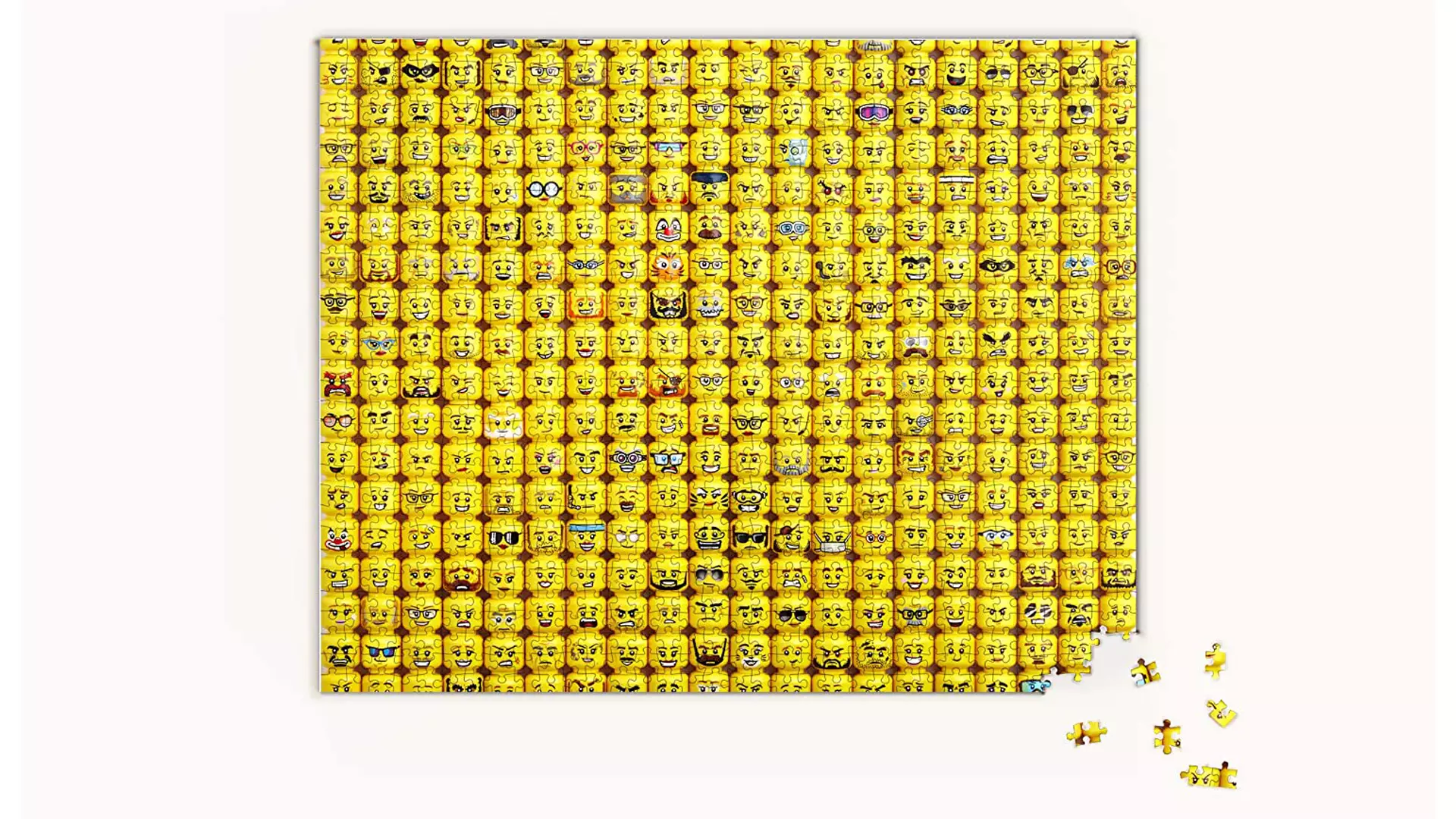Pos wynebau LEGO Minifigure sy'n cynnwys cannoedd o wynebau unigryw o'r teganau enwog