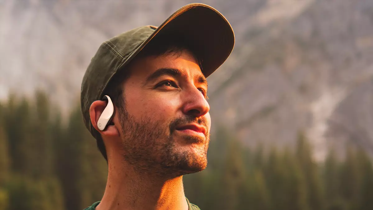 Seorang lelaki memakai alat bantu pendengaran Olive Max.