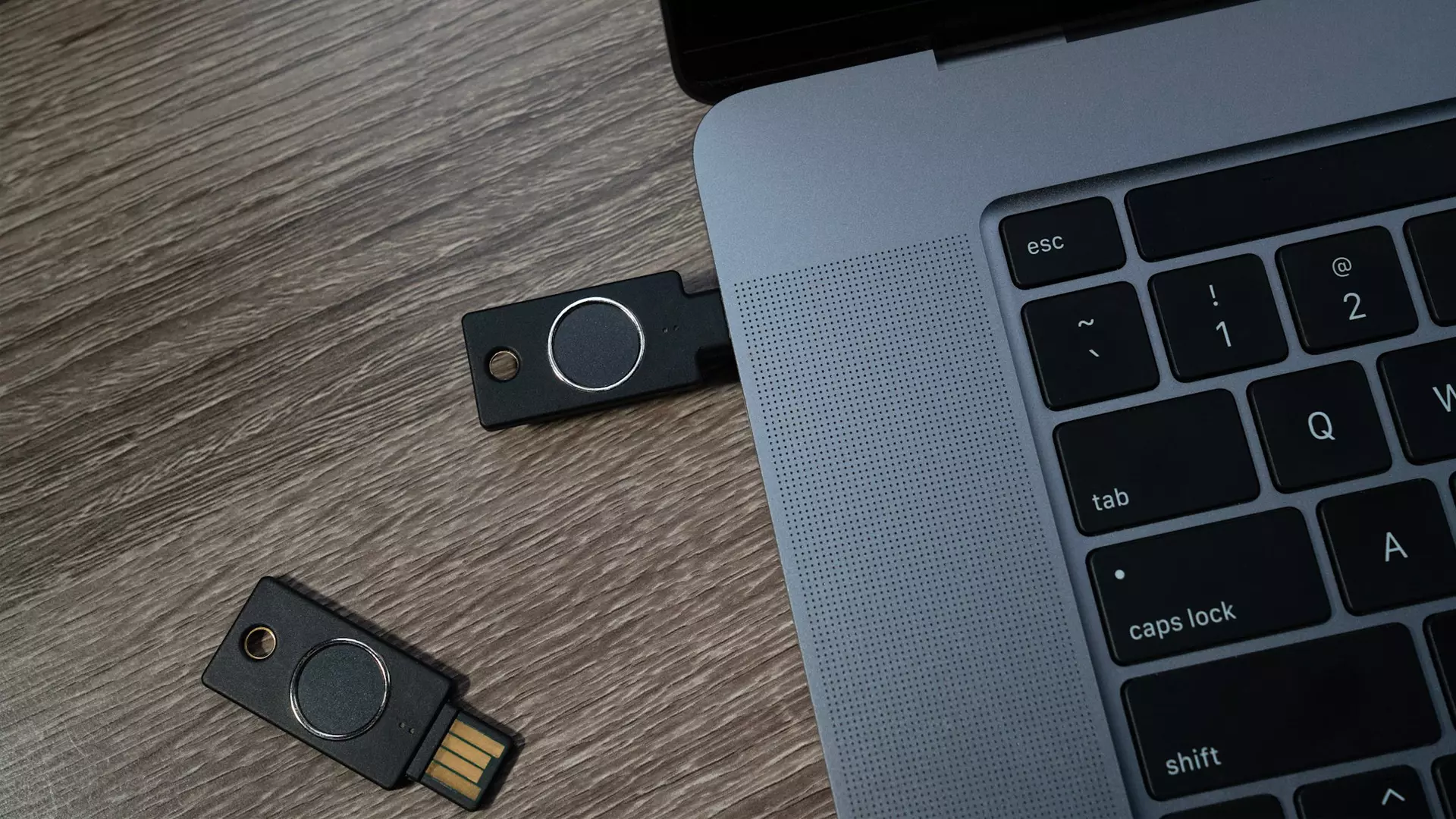 مفتاح USB-C متصل بجهاز كمبيوتر محمول ، لقطة من أعلى إلى أسفل