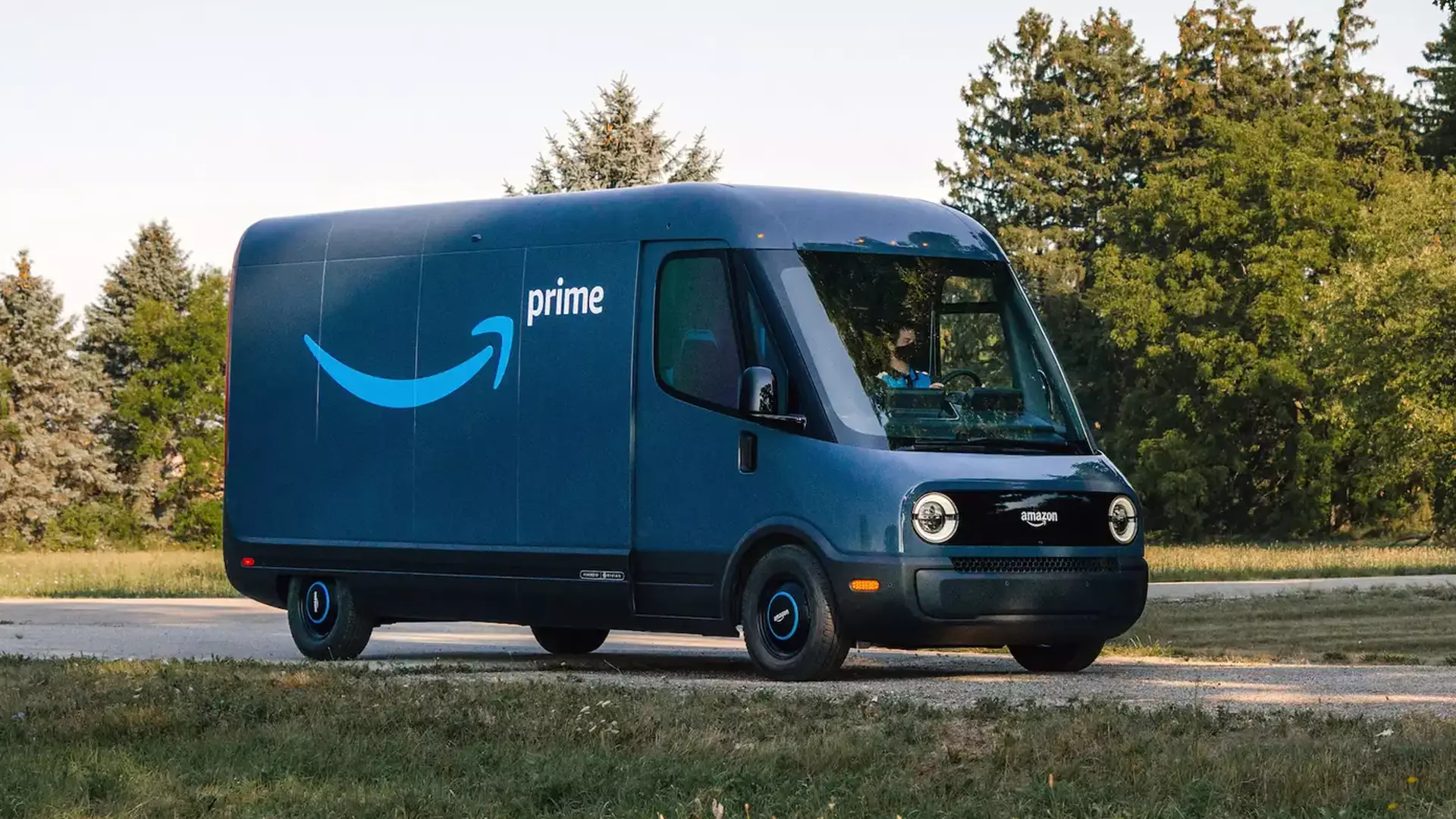 រូបថតរបស់ Rivian's Amazon electric car delivery។