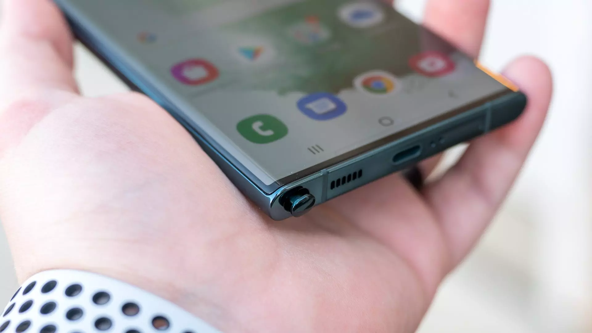 S Pen Samsung Galaxy S22 Ultra mencuat dari telepon