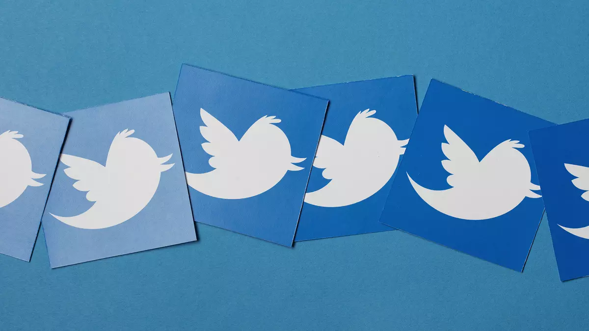 Et billede, der viser Twitter-logoet på flere stykker papir.