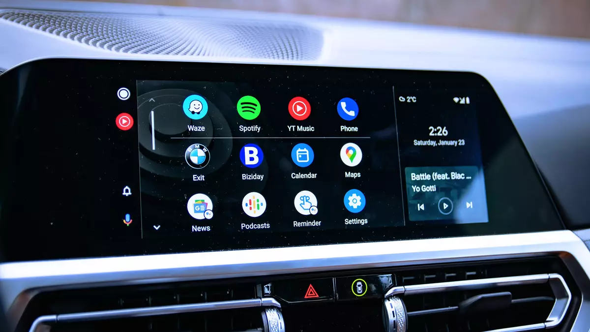 BMW ನ ಇನ್ಫೋಟೈನ್ಮೆಂಟ್ ಸೆಂಟರ್ನಲ್ಲಿ Android Auto ರನ್ ಆಗುತ್ತಿರುವ ಫೋಟೋ.