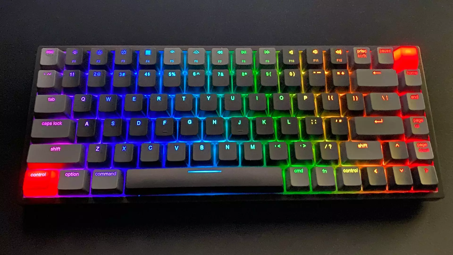 Mechanická klávesnica Vissles V84 so zapnutým RGB osvetlením.