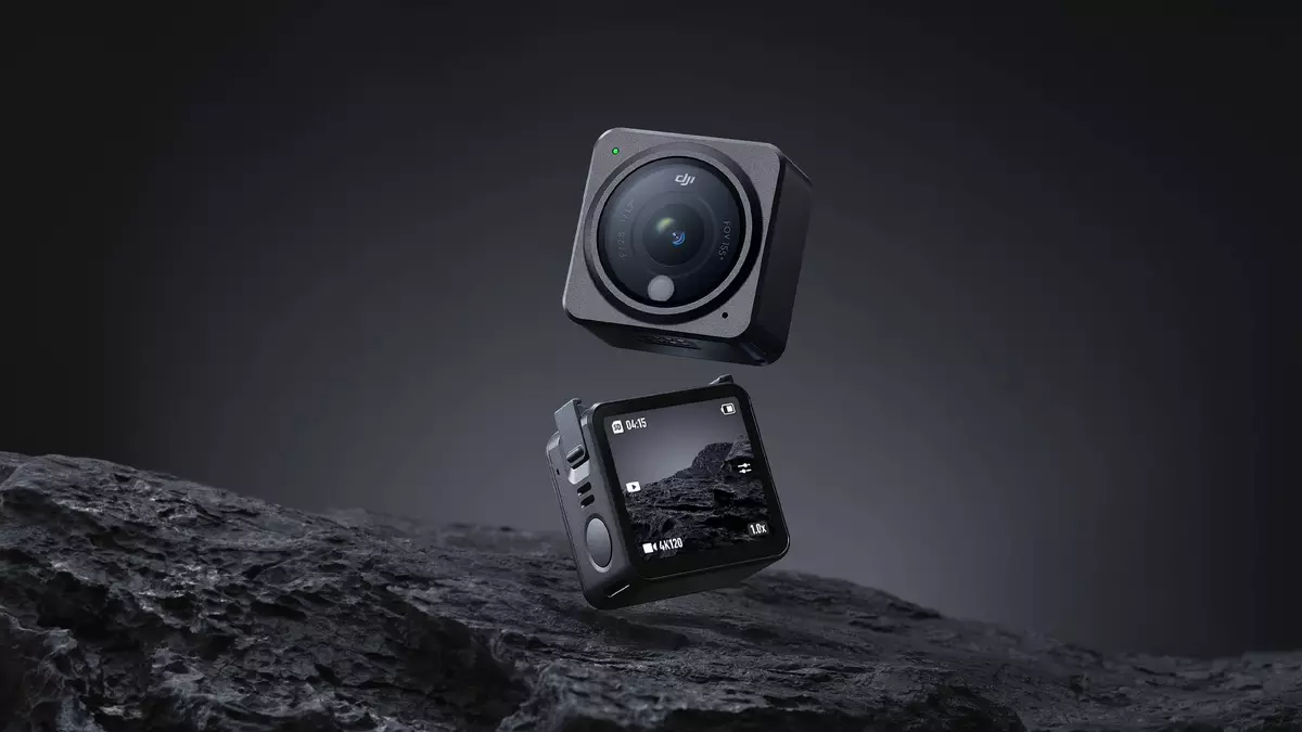 De DJI Action 2-kamera en syn sykfinder-accessoire op in swarte eftergrûn.