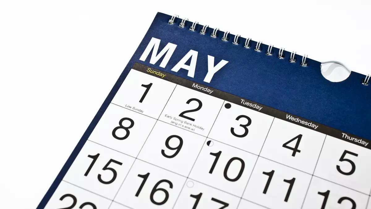 Un calendario voltado ao mes de maio