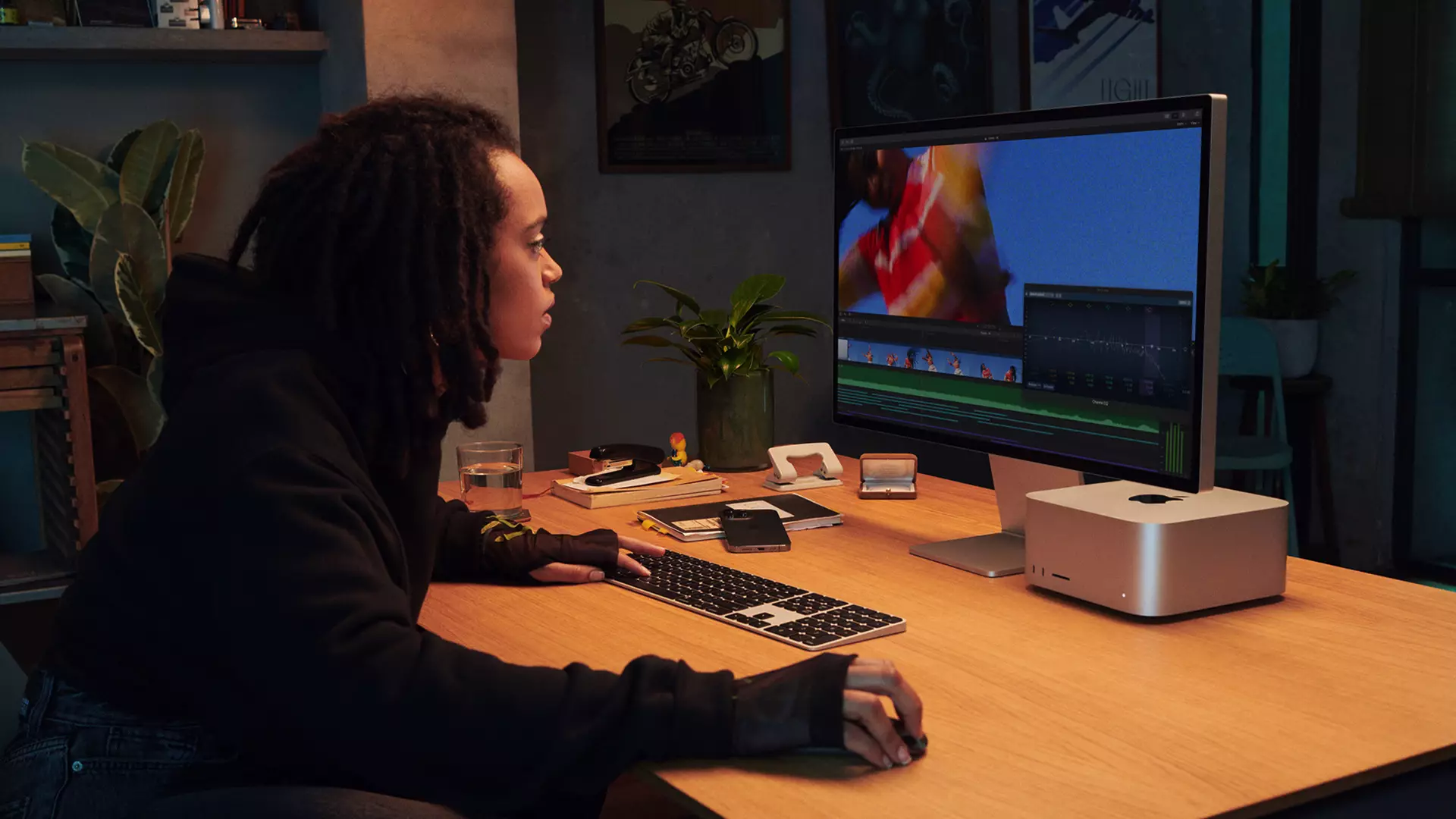 एक कलाकार जो स्टूडियो डिस्प्ले के साथ मैक स्टूडियो का उपयोग करता है। कंप्यूटर डिस्प्ले के नीचे आराम से फिट बैठता है।