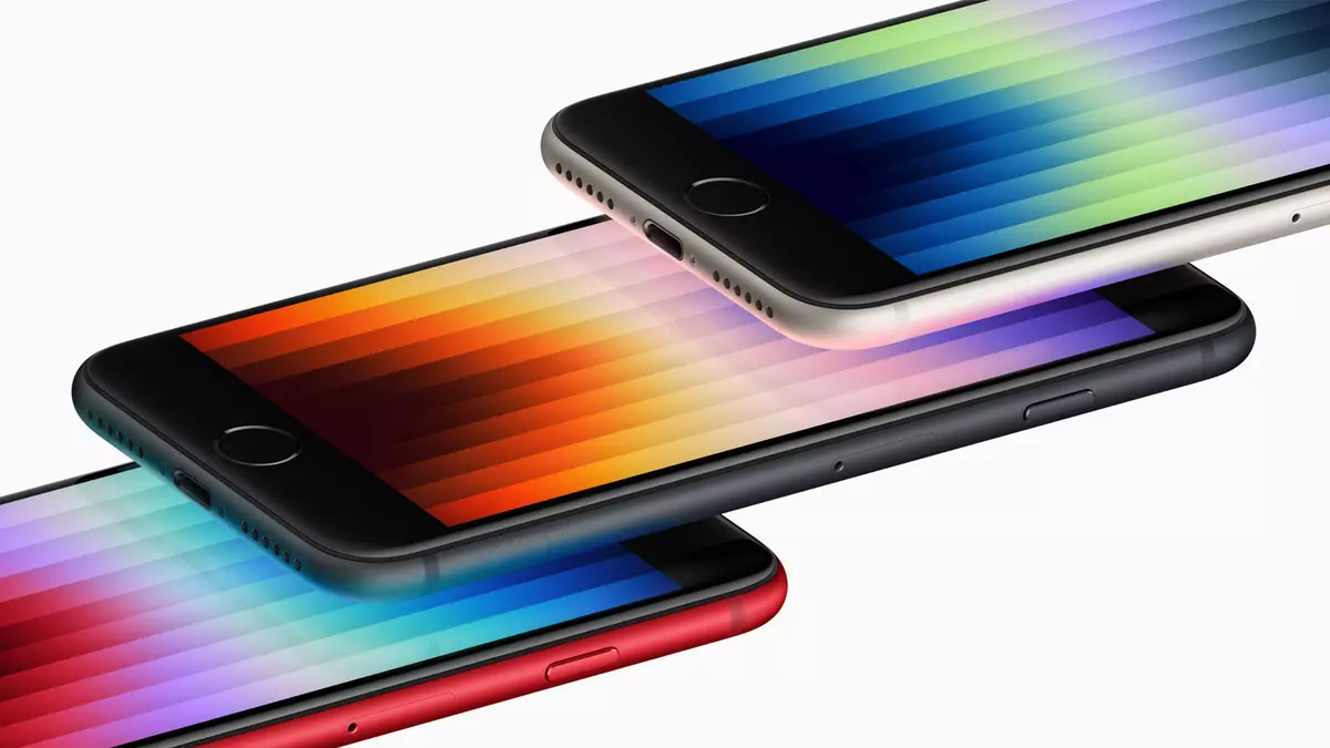 Uusi Apple iPhone SE keskiyöllä, tähtien valossa ja tuotteen punainen