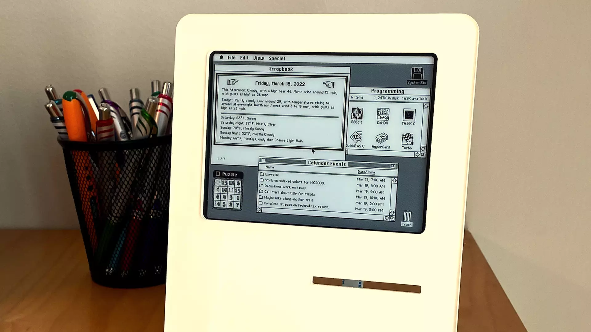 இந்த Raspberry Pi-Powered Desk Calendar, Retro Mac UIஐப் பிரதிபலிக்கிறது