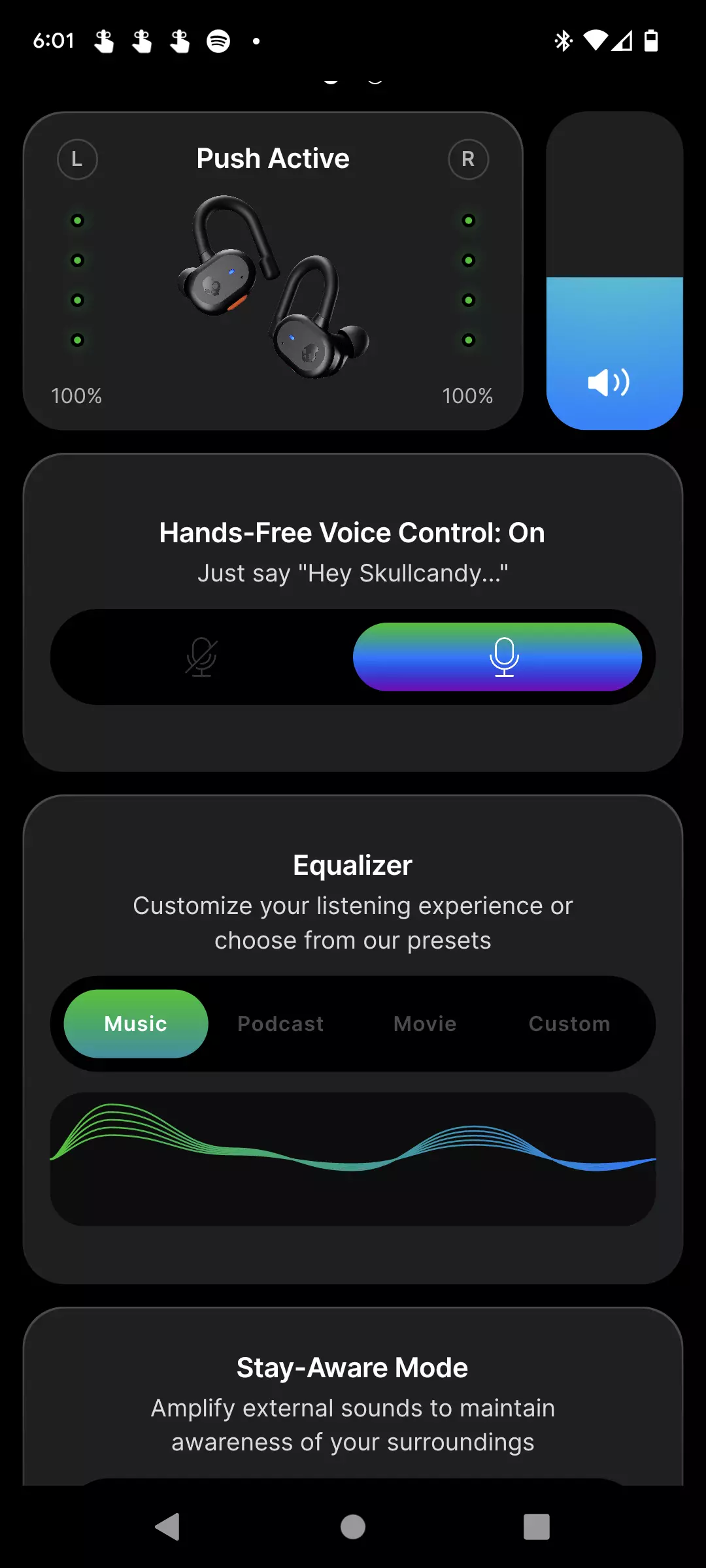 Volumnivåer, ladeprosent, stemmekontrollstatus og equalizer-alternativer i appen