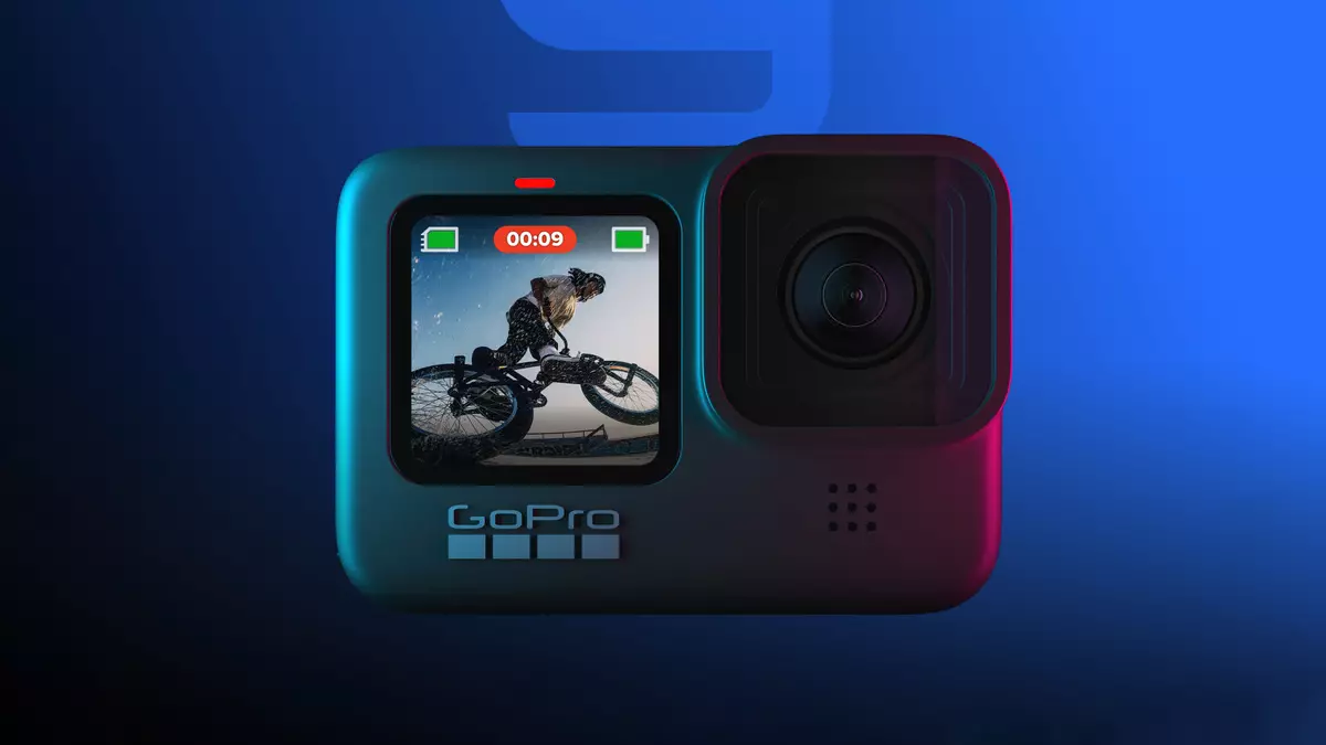Kamera GoPro dengan latar belakang biru.