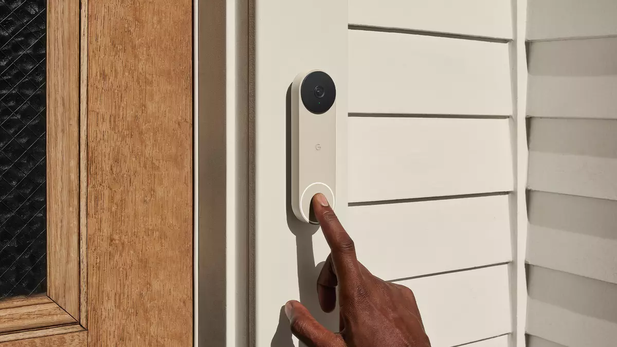 Дверний дзвінок Google Nest Doorbell попелястого кольору.