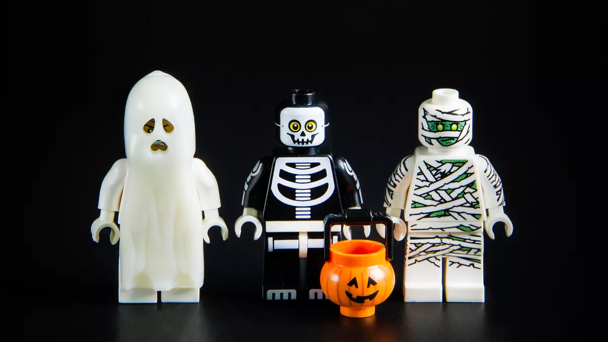 Lego iwin halloween. Akori Halloween lẹhin