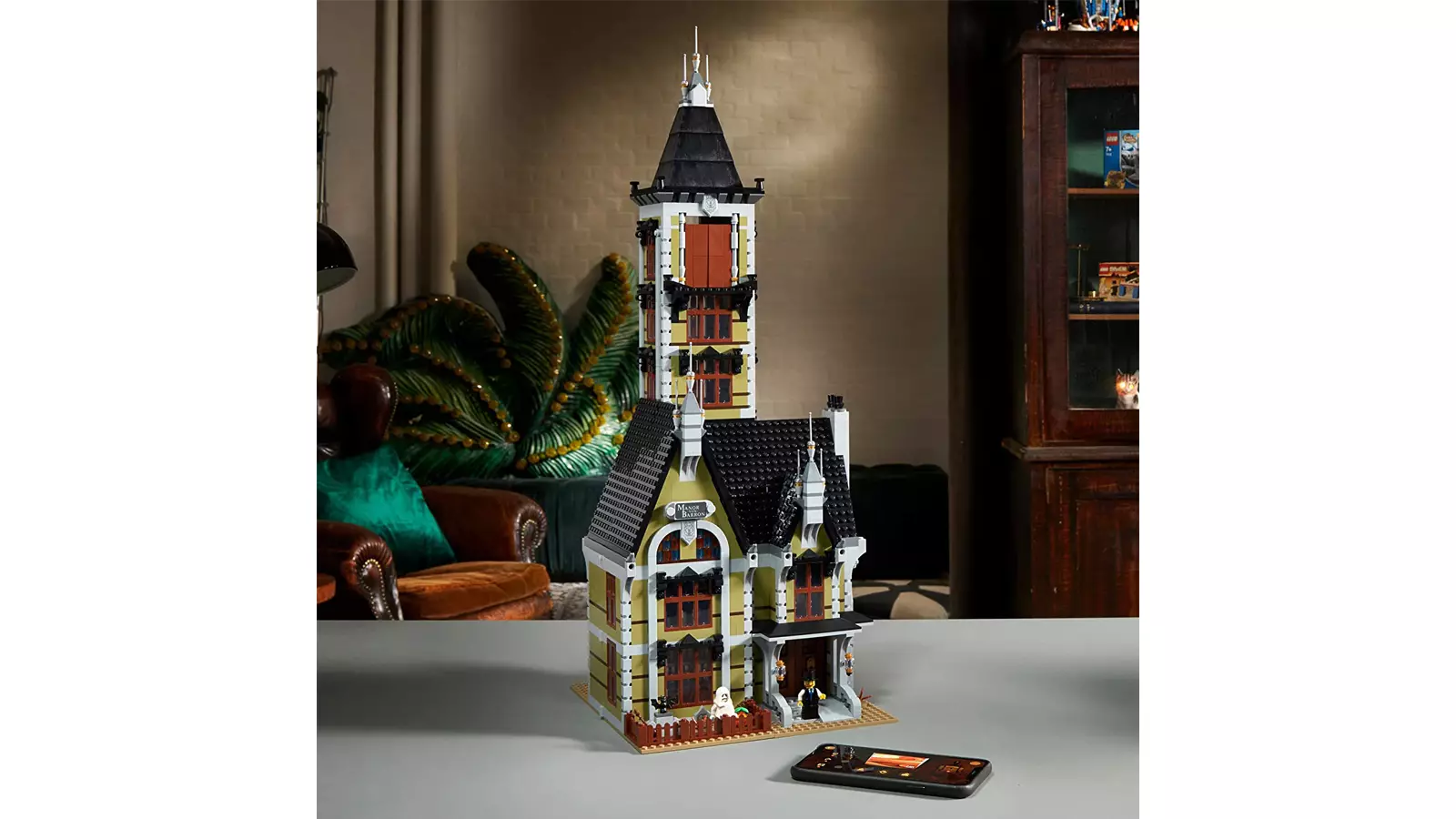 Декорацияләнгән бүлмәдәге өстәлдә LEGO Haunted House