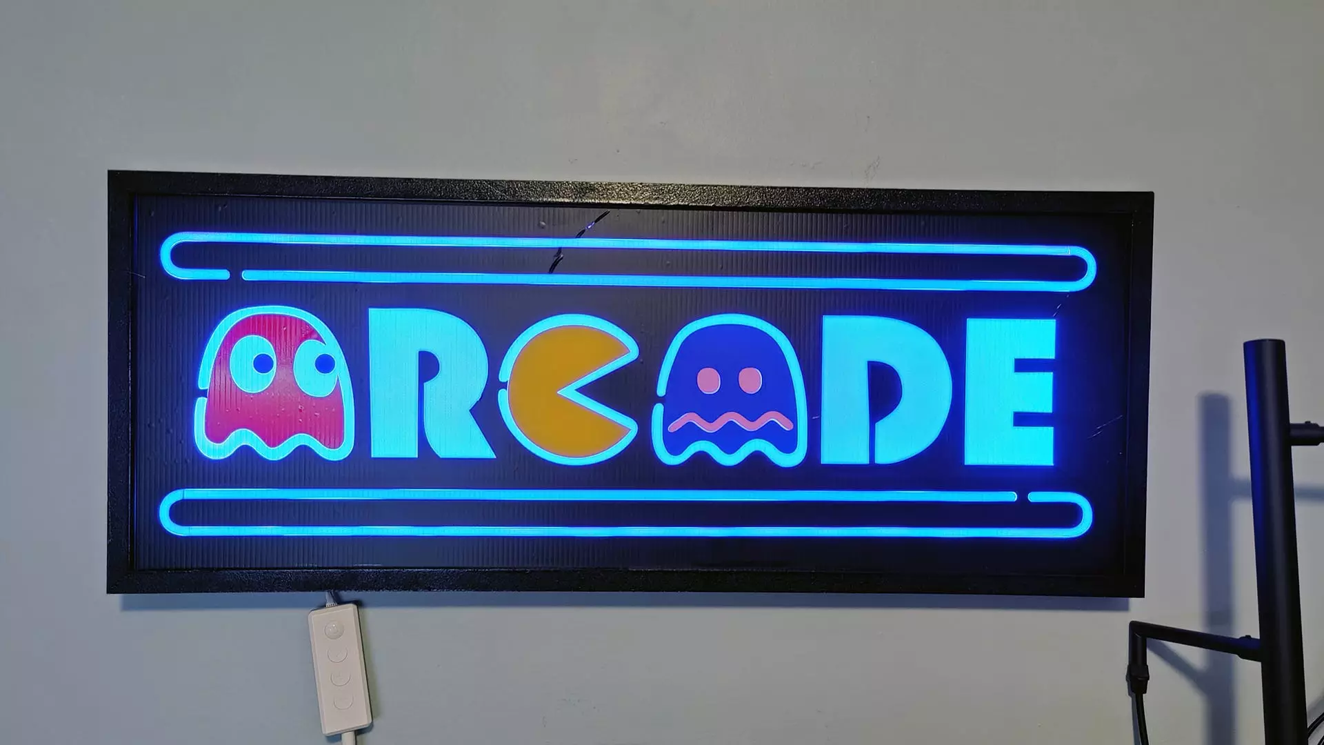 Een gloeiend arcadebord met 'Pac-man ghosts'
