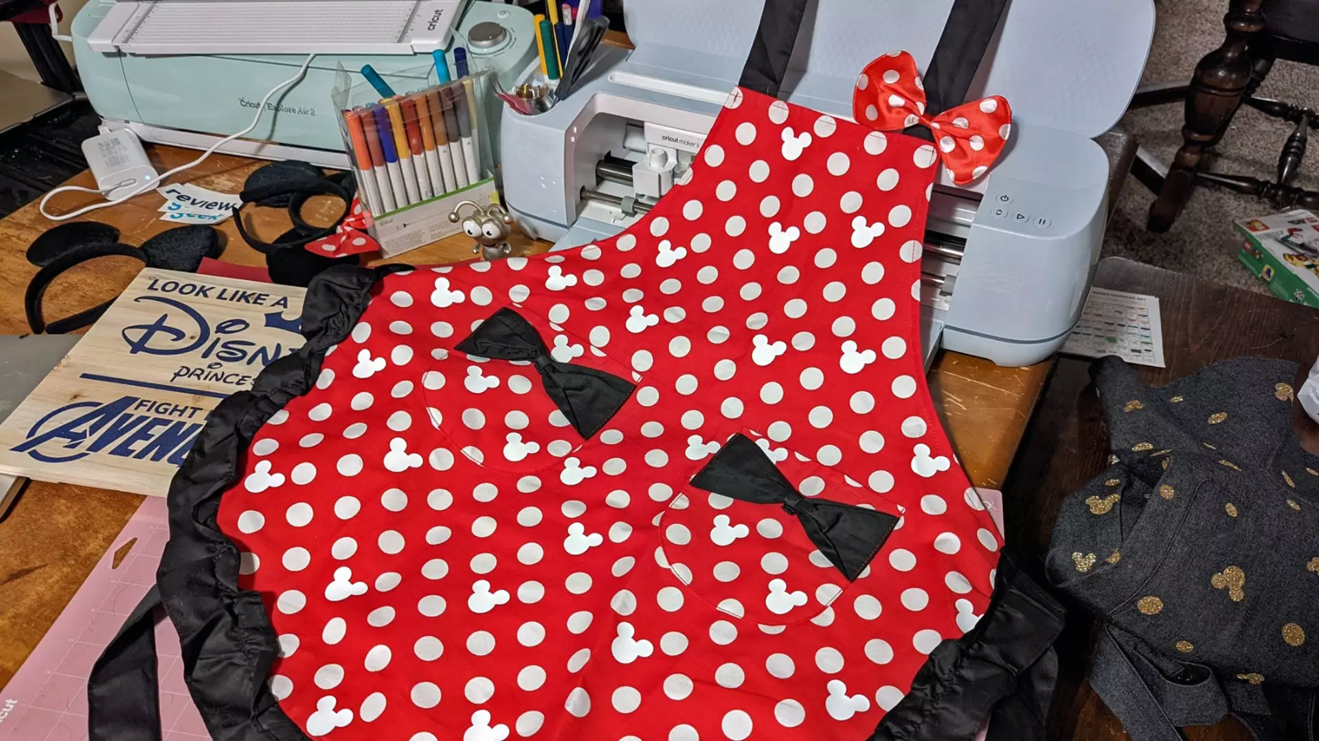Um avental vermelho pontos brancos brancos e ícones brancos da Minnie Mouse