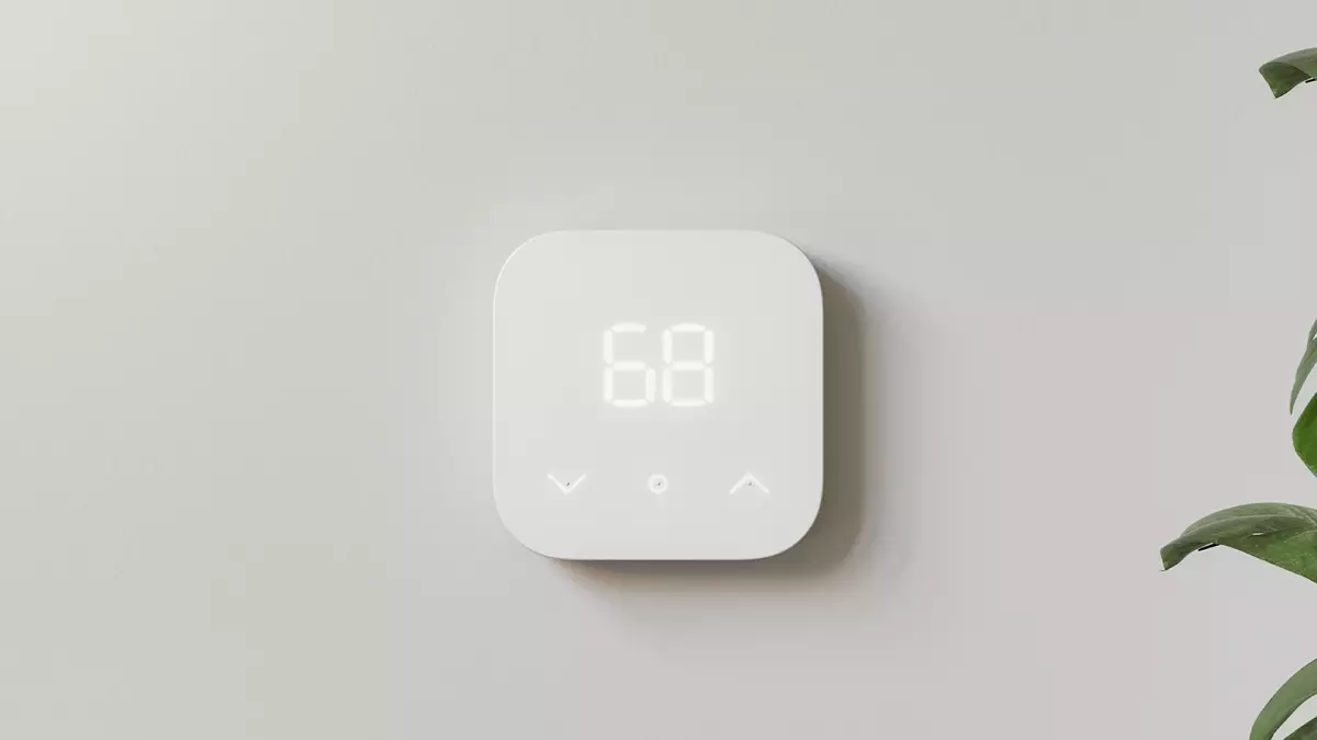 Az Amazon Smart Thermostat egy üres falon.