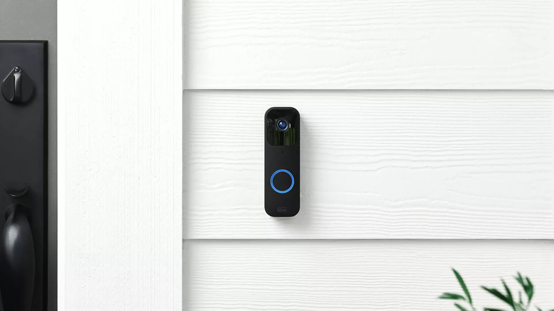 Blink Video Doorbell пред входна врата.