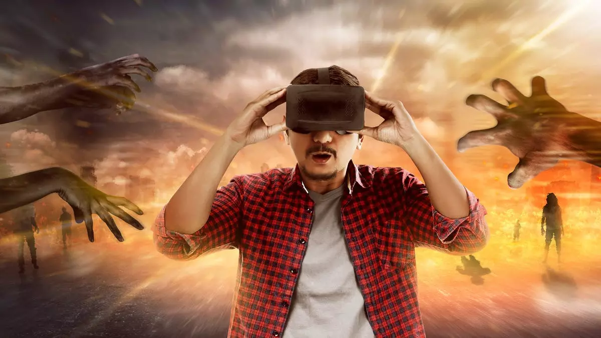 Човек гледа низ слушалки за VR додека зомби го бркаат.