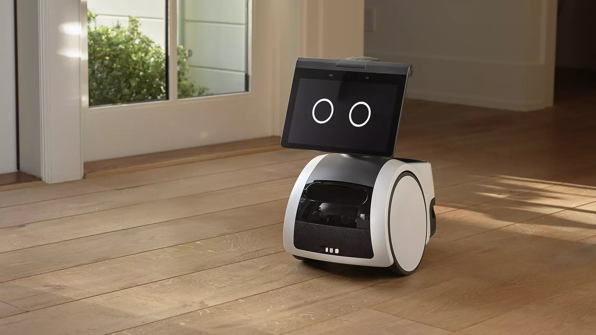 अमेज़ॅन का नया एस्ट्रो "मॉनिटरिंग" रोबोट घर के चारों ओर आपका अनुसरण करता है
