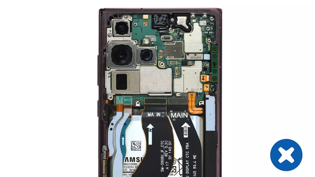 Galaxy S22 Ultra kanthi kaca mburi dibusak, mbukak papan internal lan sistem pendinginan.