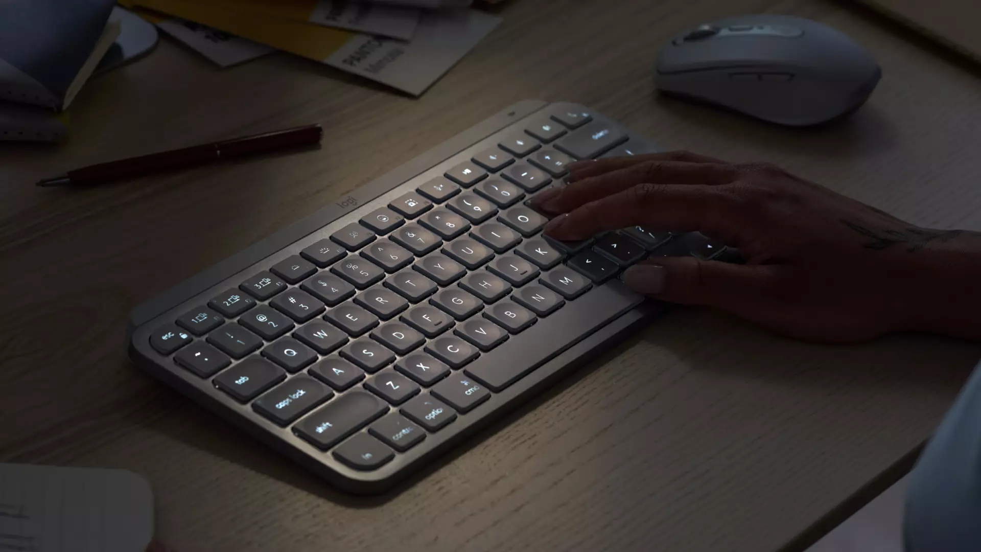 Logitech、MX Keys Mini 向けの最高のキーボード デザインを縮小