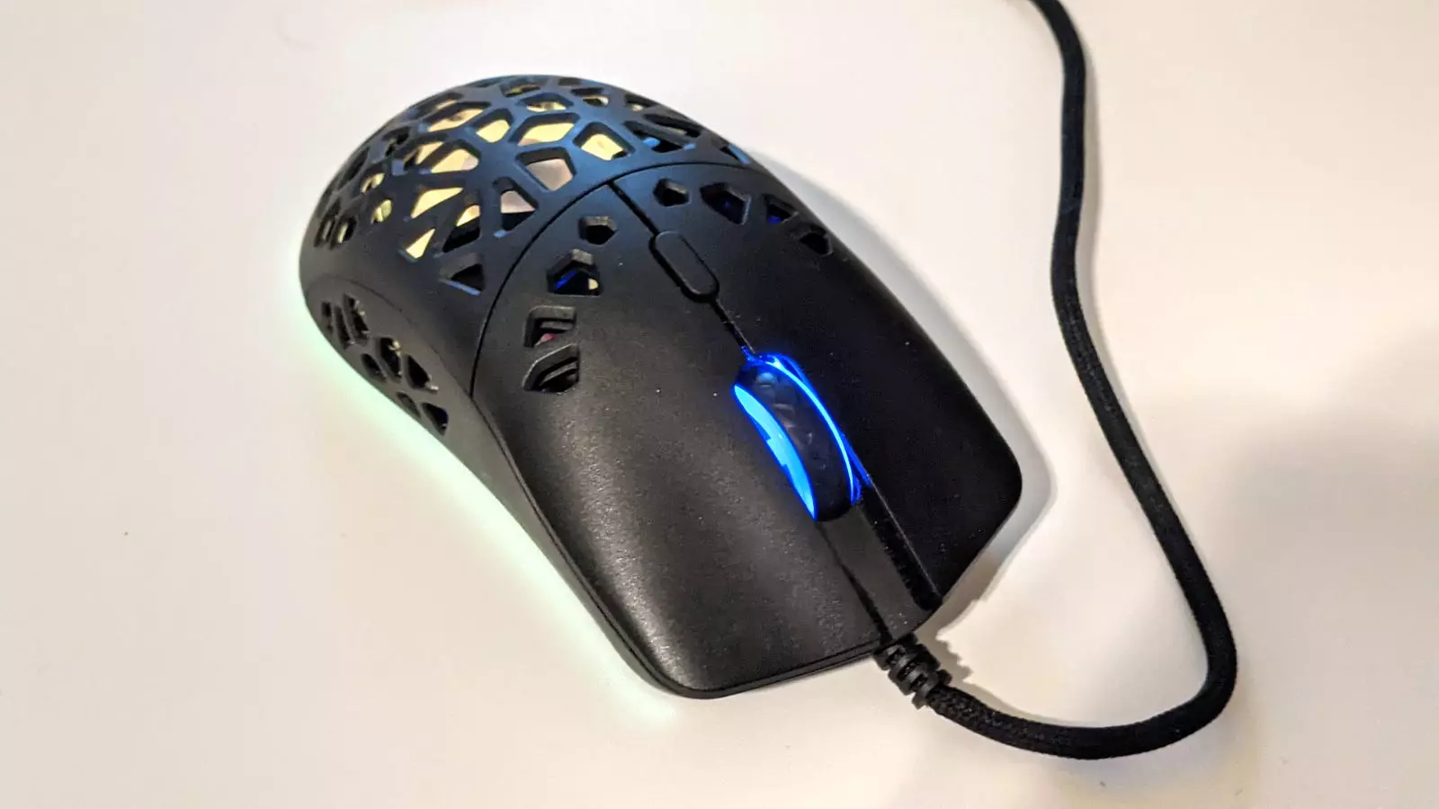 Marsback Zephyr Pro Gaming Mouse Review: Nws Hom ntawm Blows