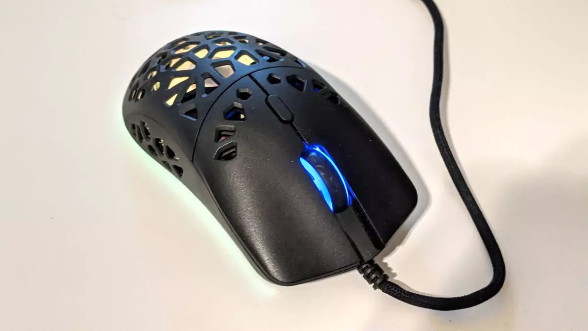 Zephyr Pro-Maus auf weißem Desktop