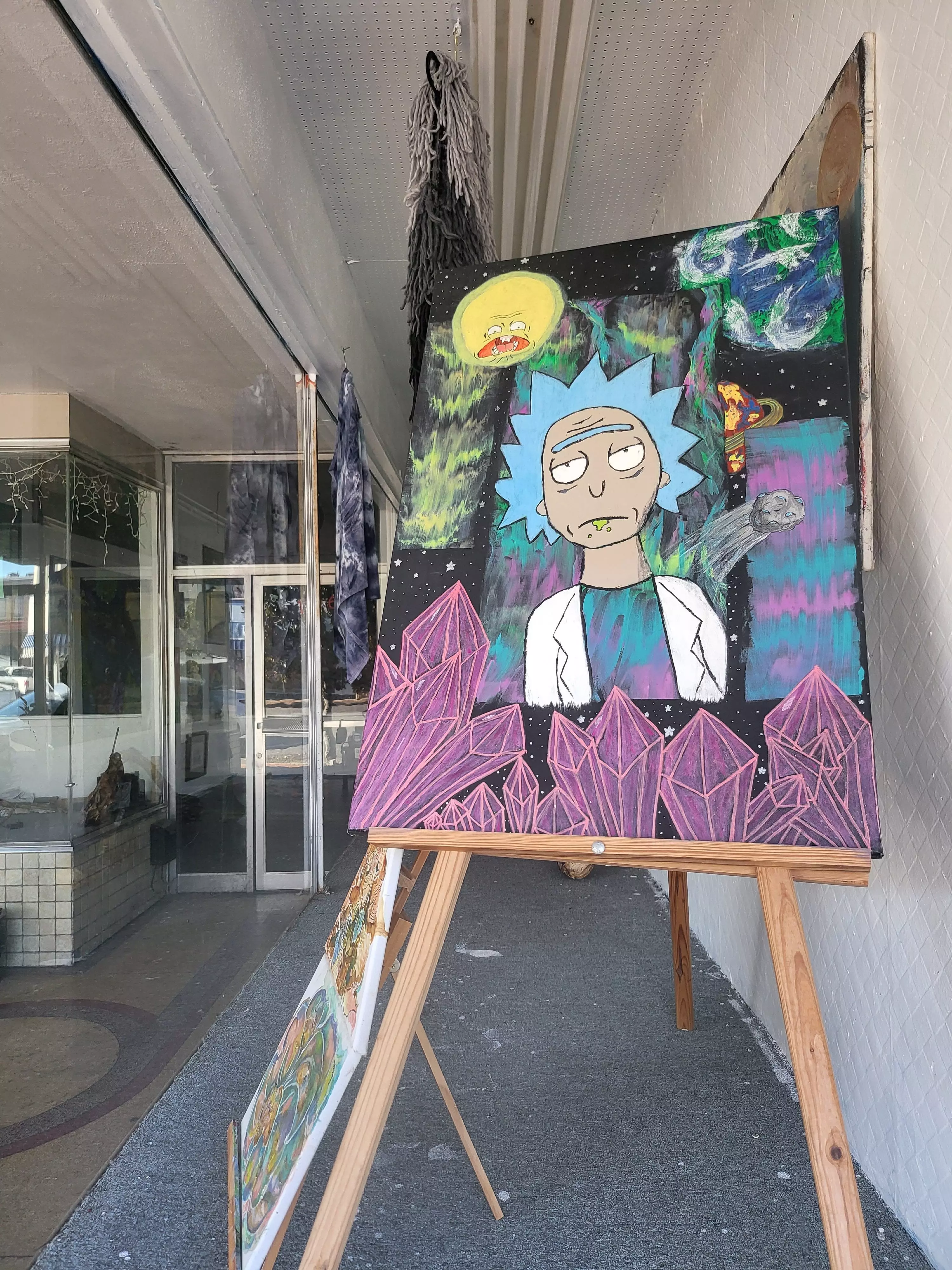 Rick en Morty schilderen in een etalage